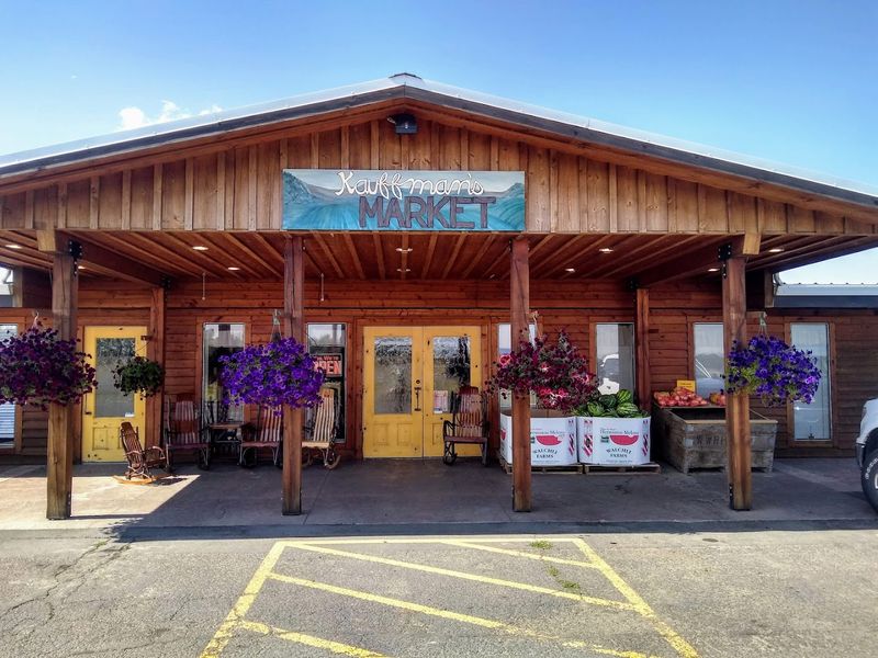 The Mennonite market in Oregon that draws crowds for its homemade ...