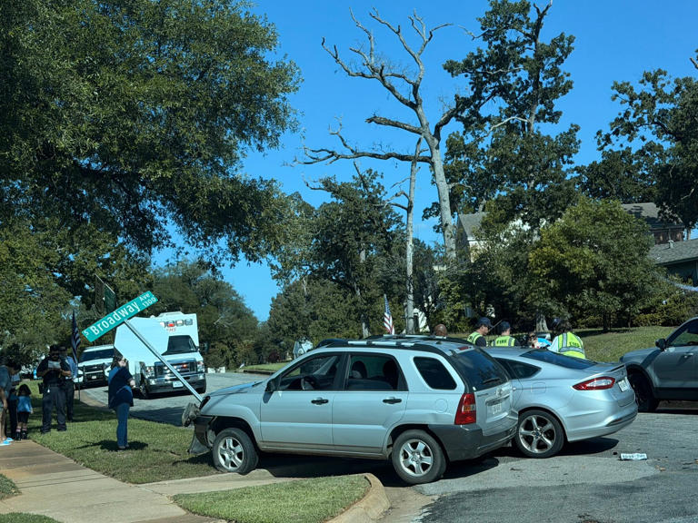 Lane reopen after wreck near Tyler’s Bergfeld Park
