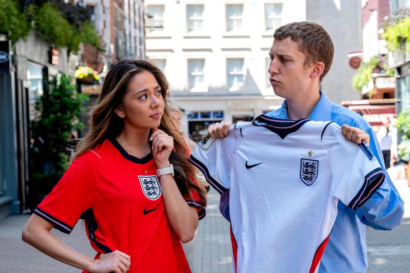 England fans can't tell the difference between £12 fake football shirts ...