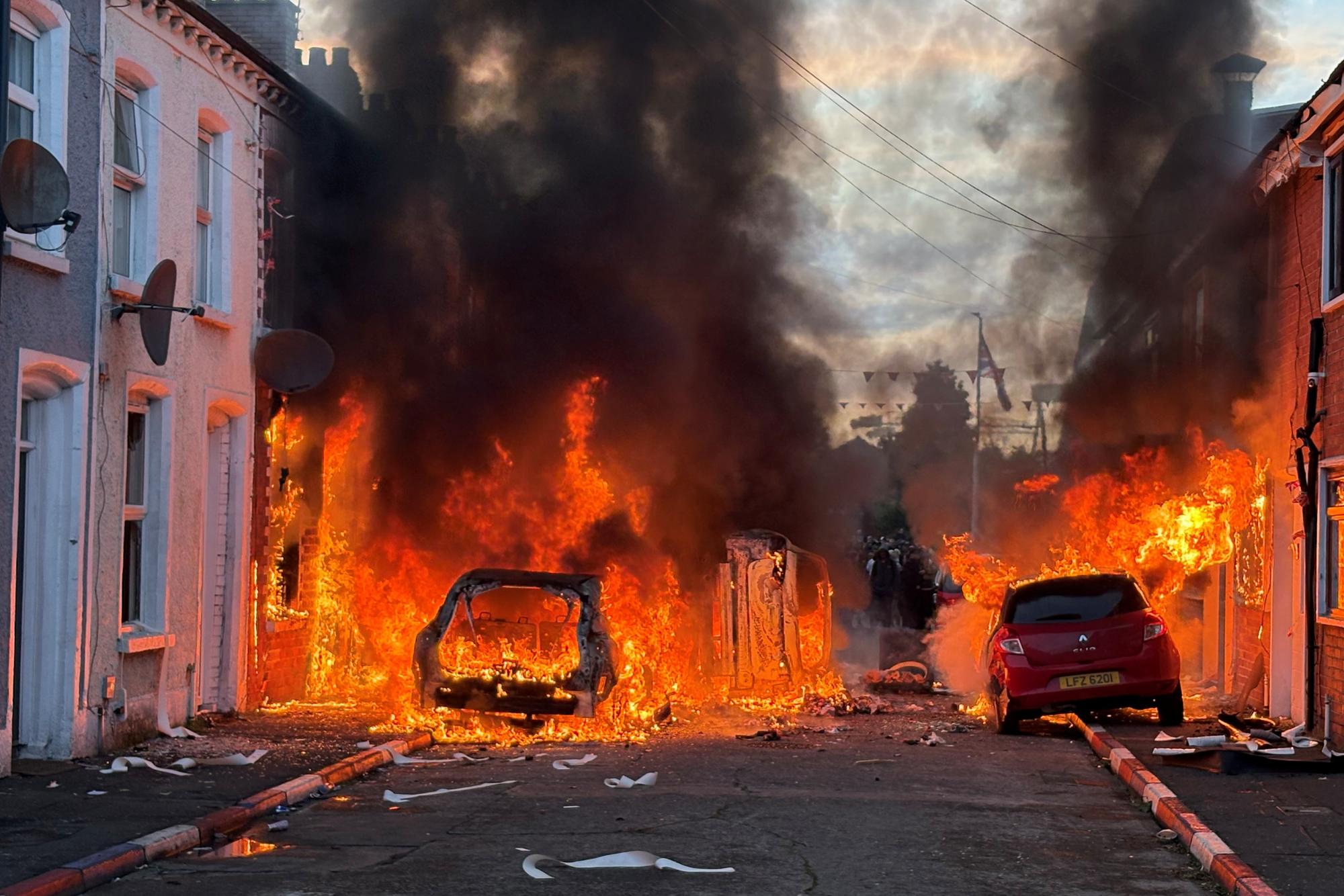 Belfast homes on fire and police car set alight in Portadown: Deputy ...