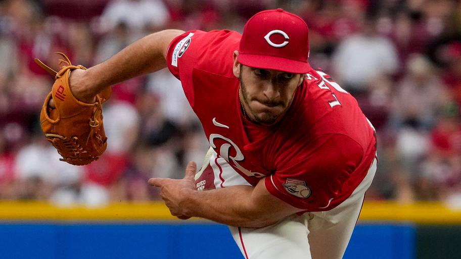 Pirates trade relief pitcher to Mariners