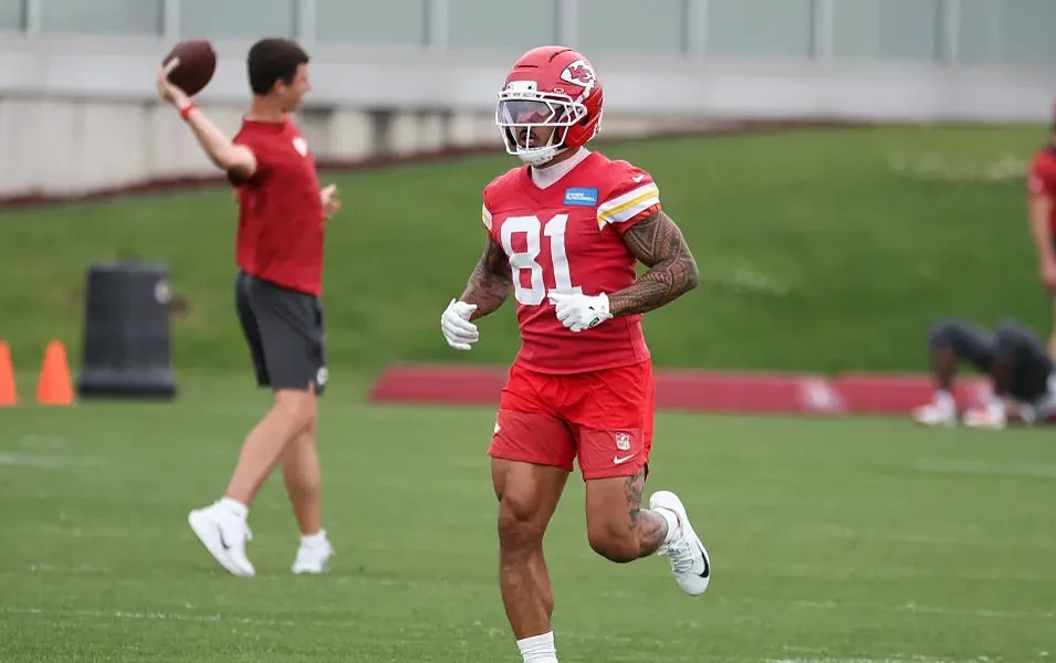 Chiefs reunite with L'Jarius Sneed on one-year deal