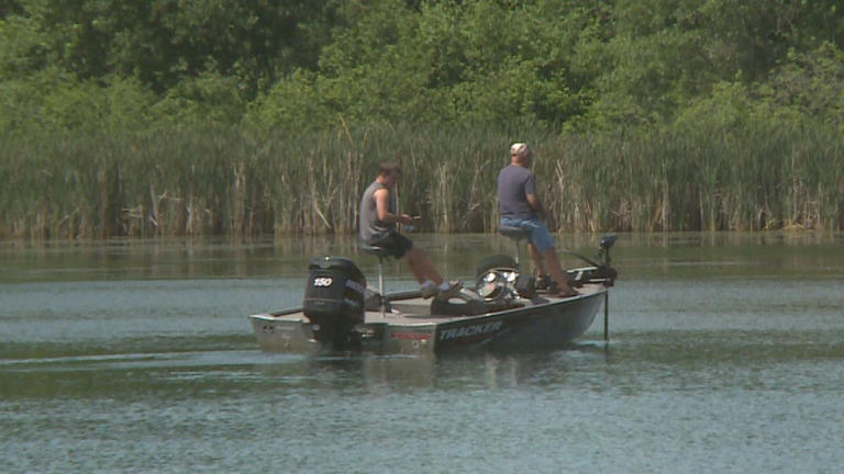 Low water near Columbia locks strands boats, squeezes Moon Lake Marina ...