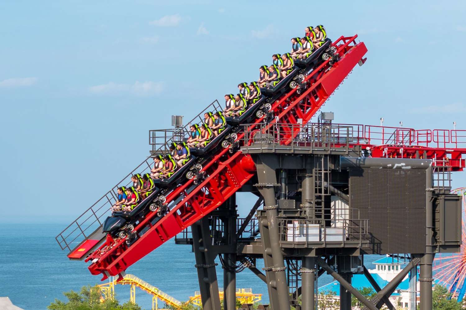 Terrifying 'Tilt' coaster strands riders hanging vertically 160 feet ...