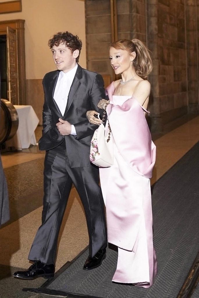 Ariana Grande y Ethan Slater ponen fin a su romance de tres años, así ...