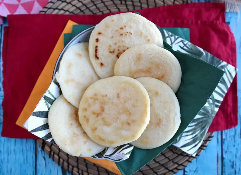 Arepas venezolanas, panecillos sin gluten con sólo 3 ingredientes
