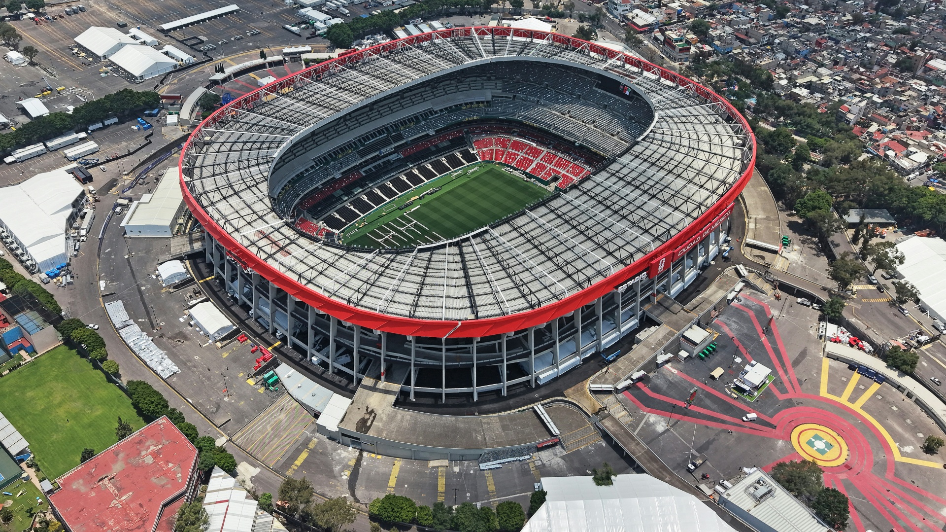 Fußball: Tausende Demonstranten - Straßenblockade rund ums Aztekenstadion
