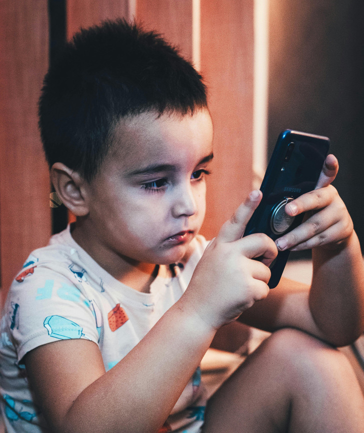 10 Moments That Teach Us a Child’s Love Still Reaches the Hearts Nobody ...