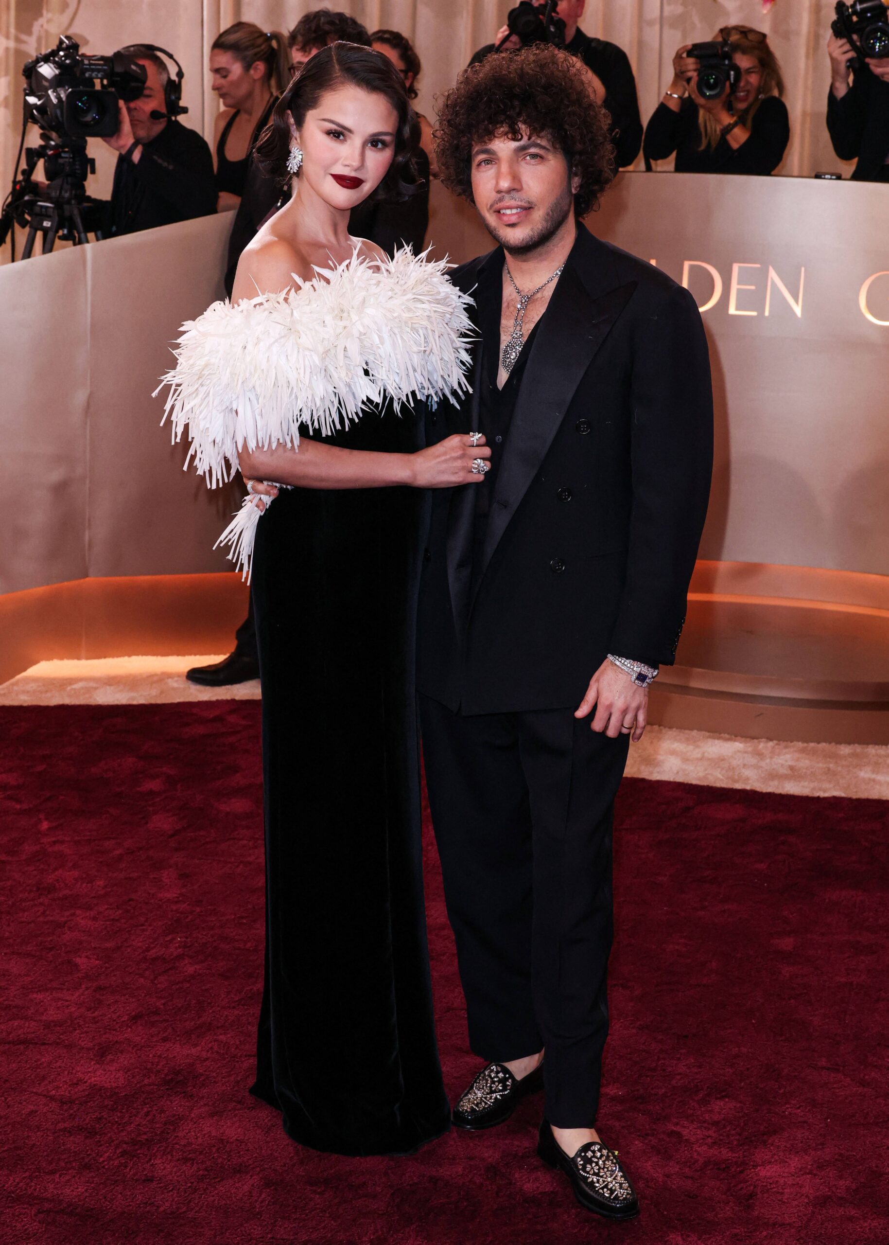 Jennifer Aniston tries her hand at Benny Blanco’s curly hair in ...