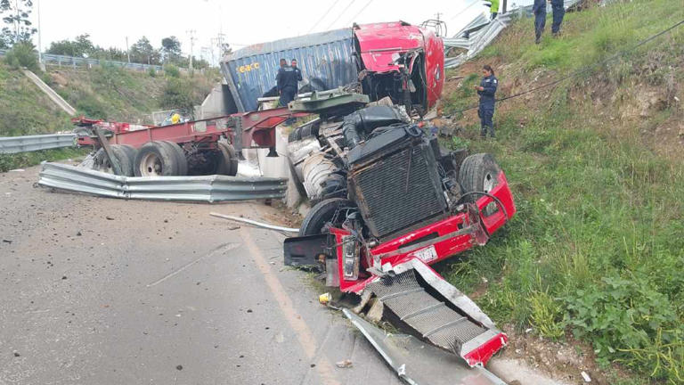 Muere trailero tras volcar en la carretera Texcoco-Calpulalpan; perdió ...