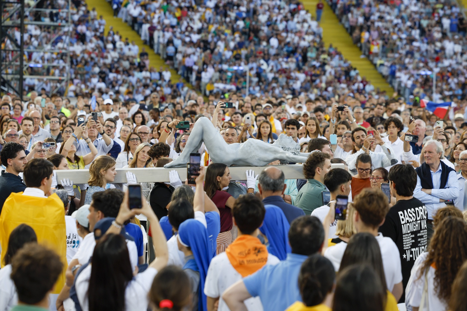 Música, castellers, 'six-seven' y catarsis colectiva en el Estadio ...