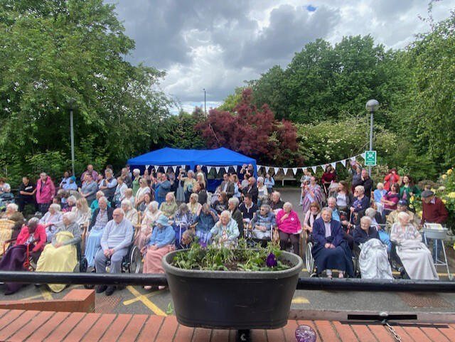Deputy Lieutenant unveils community mosaic celebrating creativity and ...