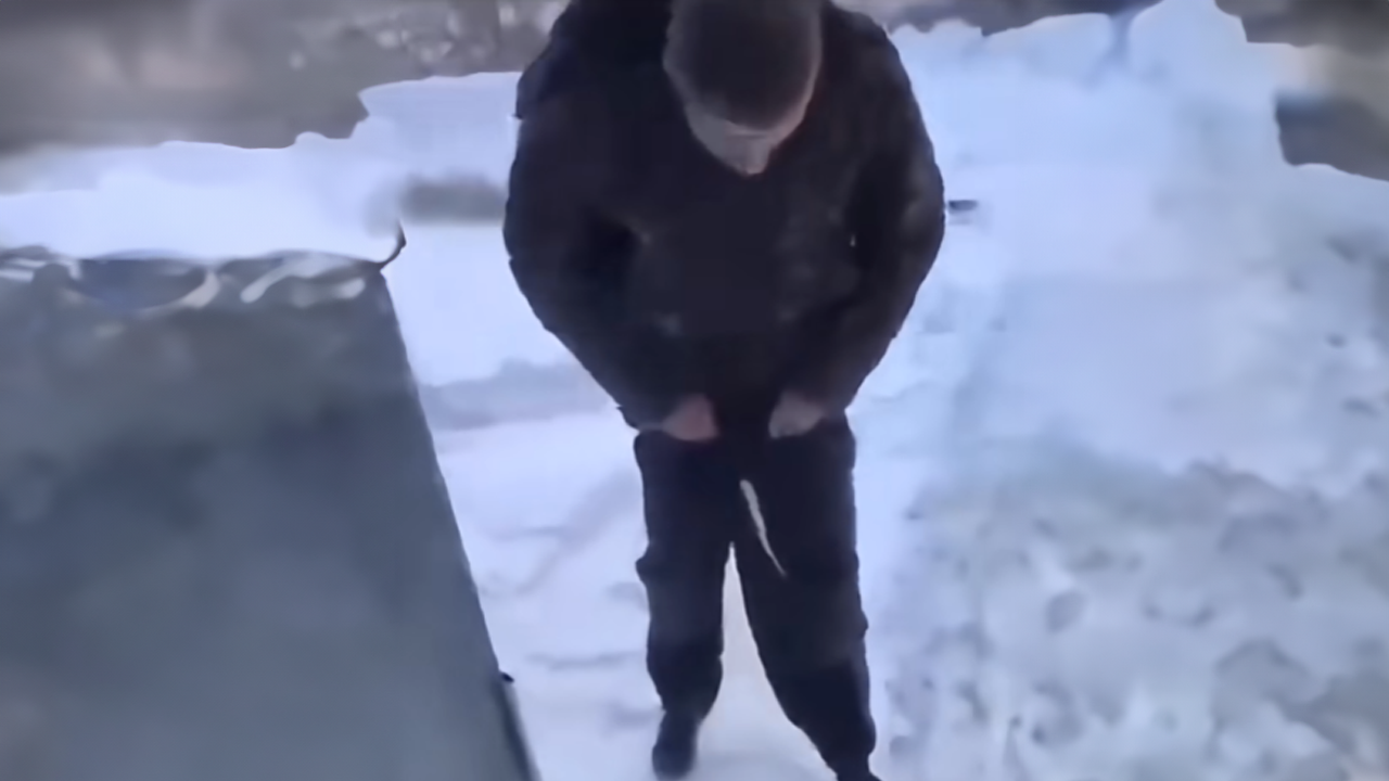 Can urine freeze instantly in extreme cold conditions?