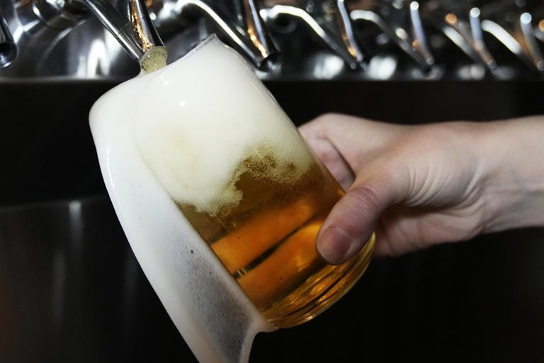 Alberta bars, restaurants now allowed to serve alcohol starting at 6 a.m.