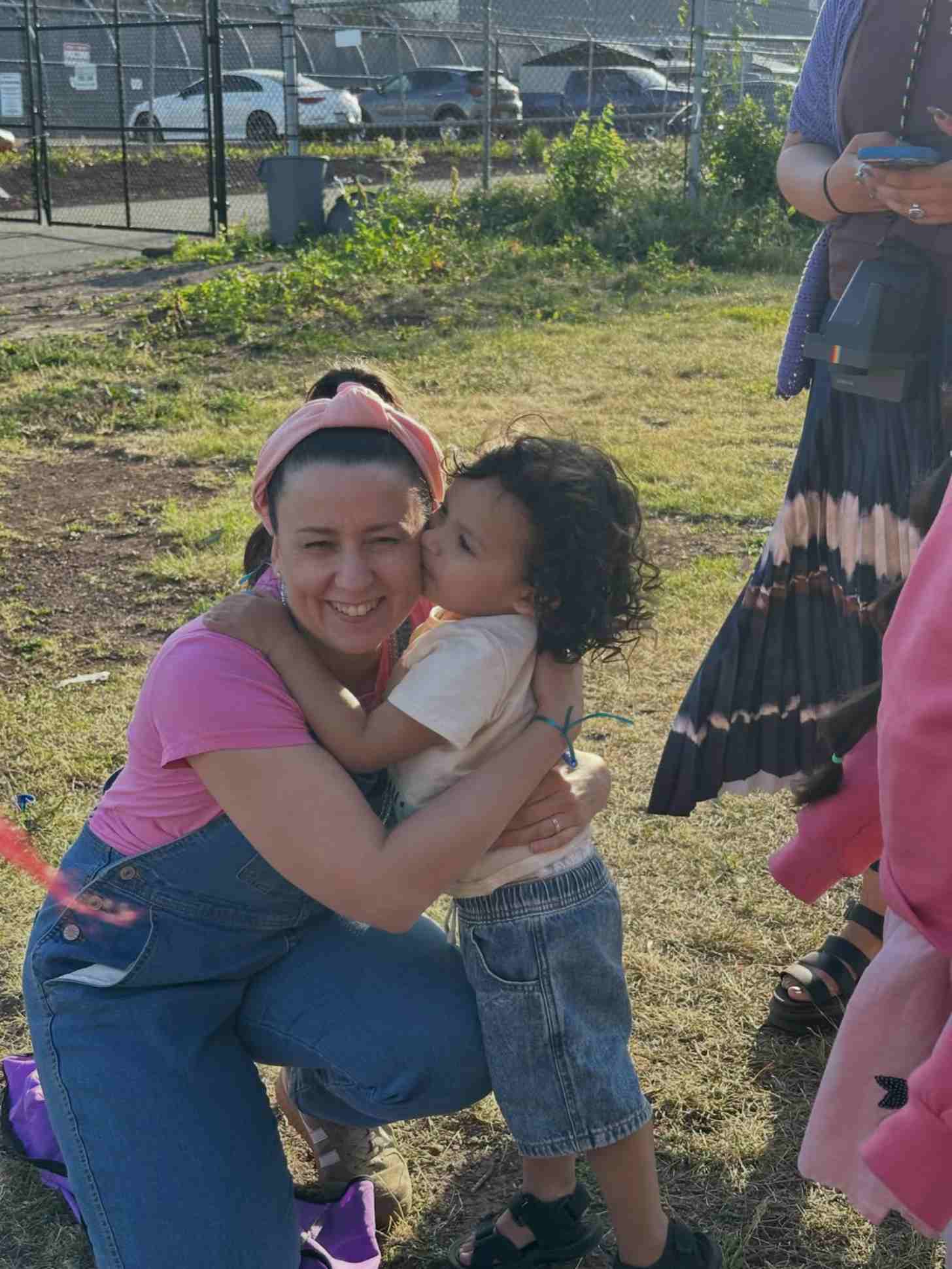 Ms. Rachel sings protest song with children of immigrants outside of ...