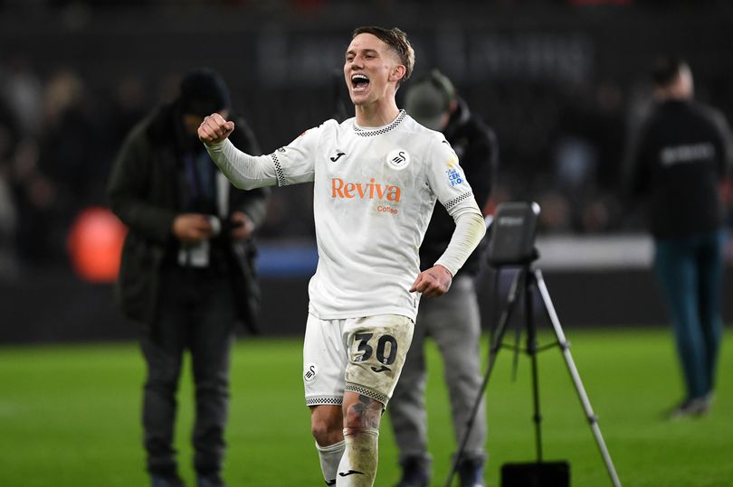 West Ham join Wrexham in race for Swansea City star as Man Utd move ...