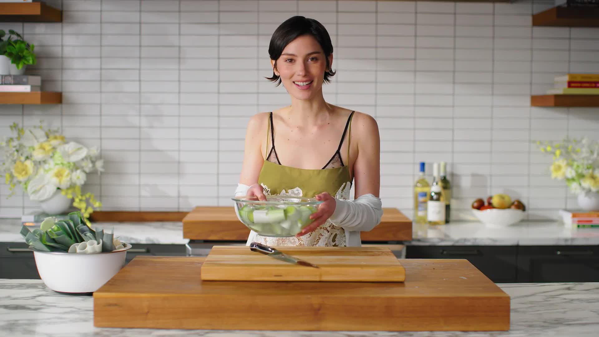 Gracie Abrams cooks French-braised leeks