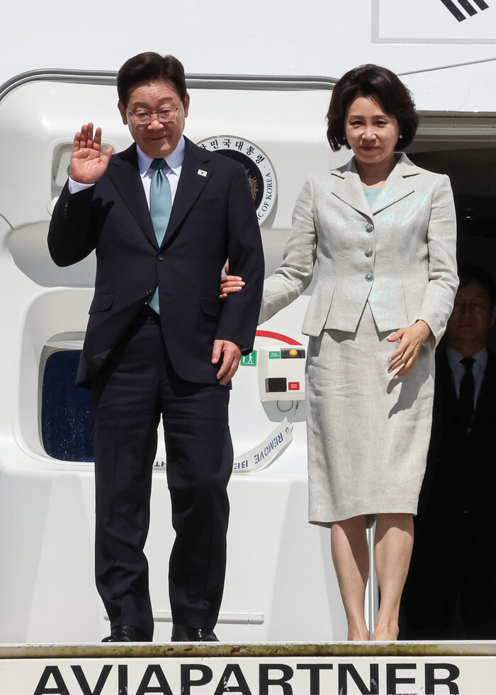 Lee arrives in Brussels
