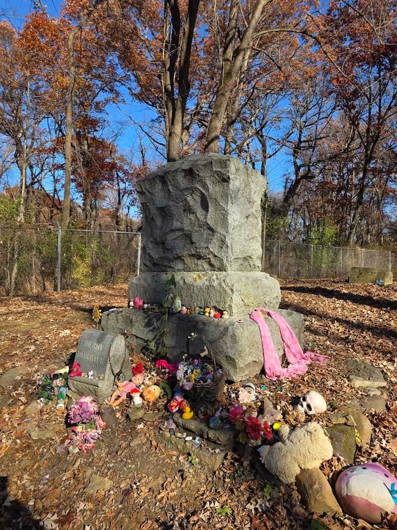 The Illinois cemetery where a 1991 photo captured a woman who wasn’t there