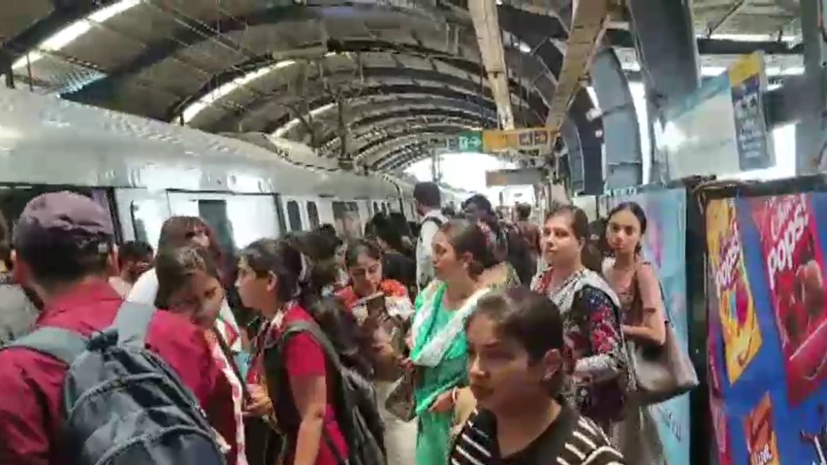 Delhi govt offers incentive to allow its employees to travel by metro, bus
