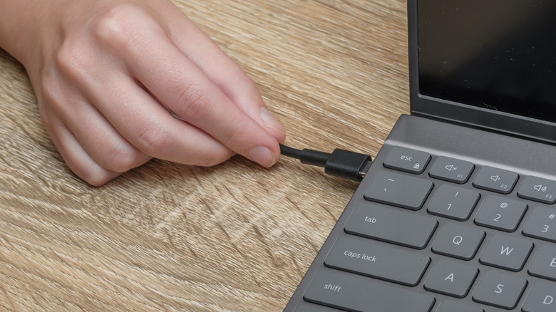 Why do laptops run better when plugged in?