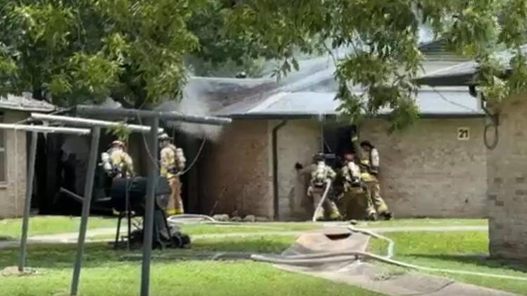 Crews quickly knock down apartment fire on southeast side, SAFD says