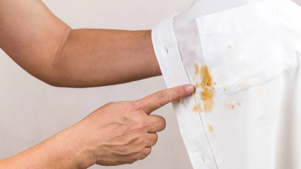 Guia simples para remover manchas de molho de tomate de camisas brancas ...