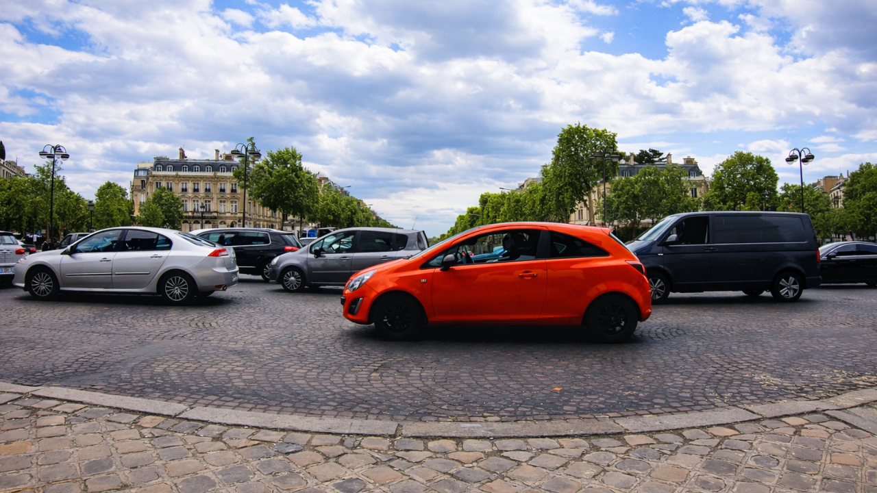 Paris traffic and landmarks around Arc de Triomphe (4K)