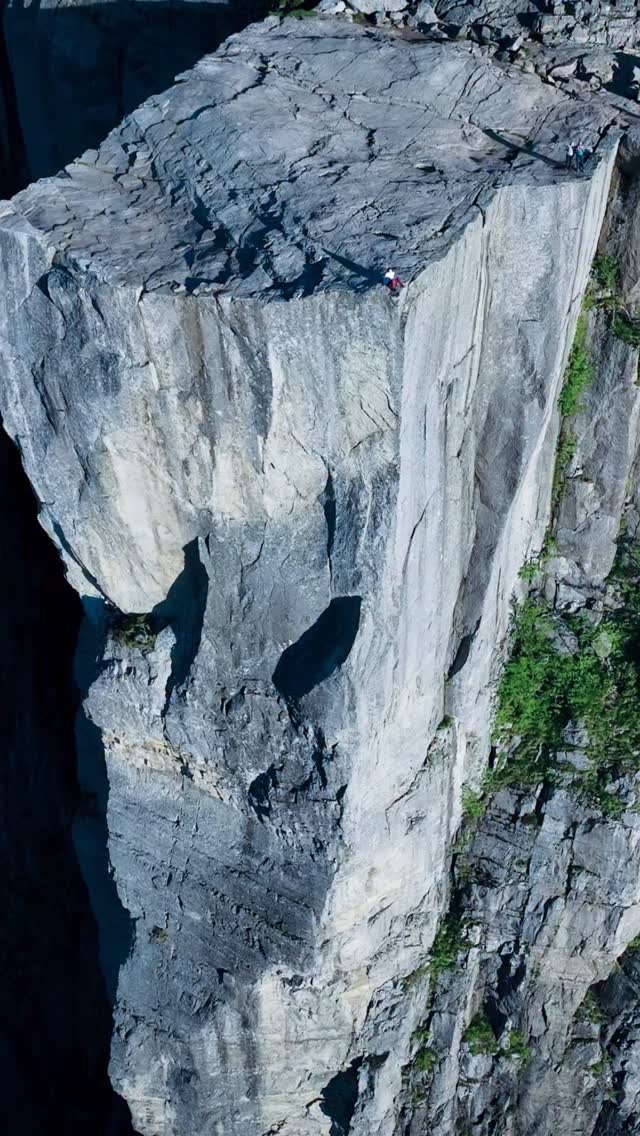 On the edge standing between silence and infinity