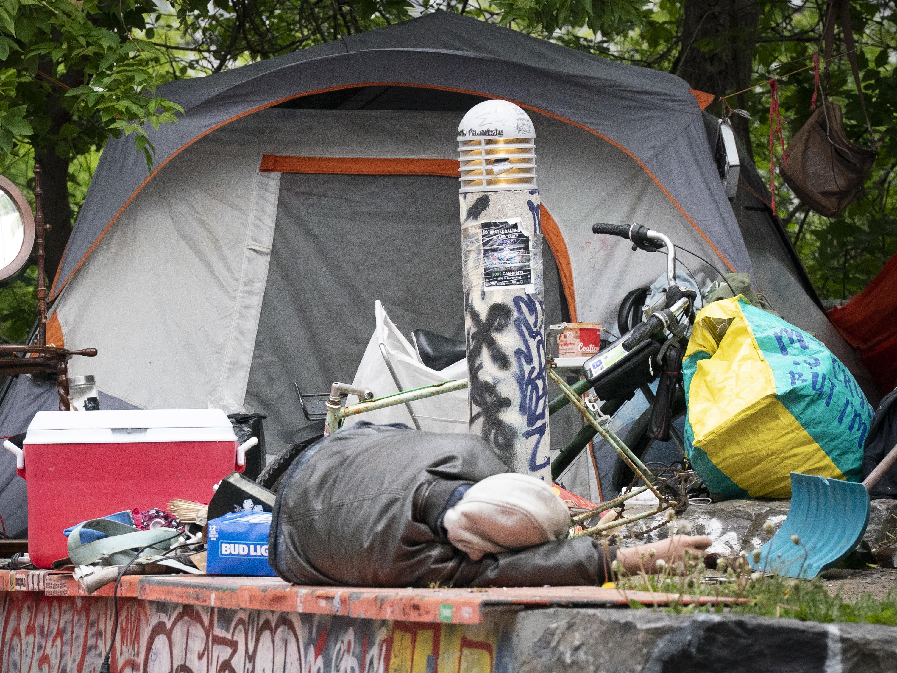 Le démantèlement du campement sous le viaduc Van Horne repoussé par un juge
