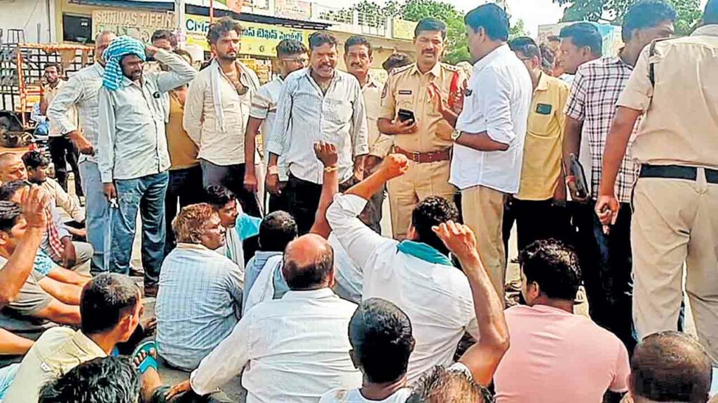 యూరియా దొరుకదు.. పంటలు అమ్ముకోలేం