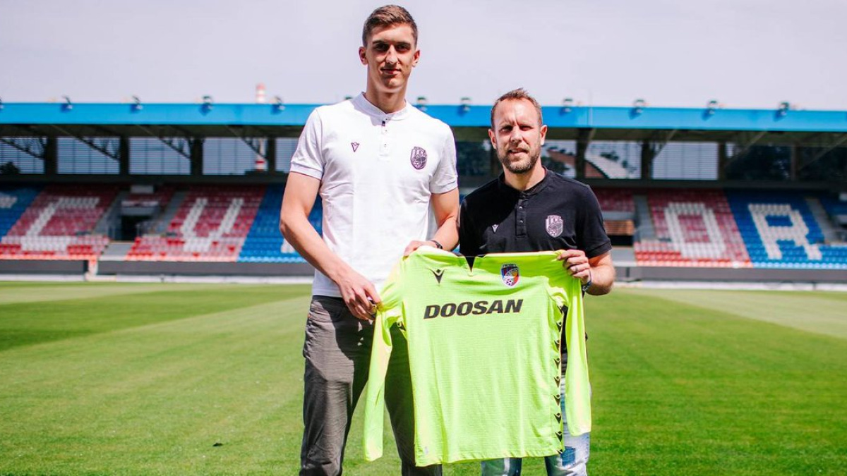Austrian goalkeeper makes Football World Cup history as tallest player ...