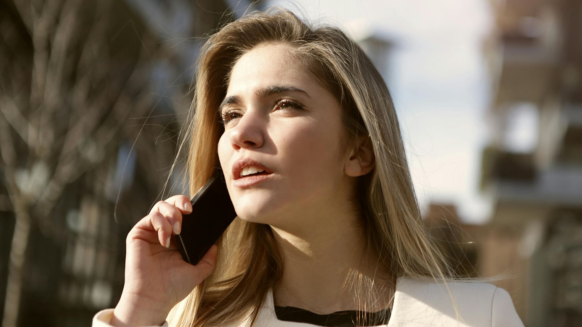 10 reasons why men love confident women & 10 insecure reasons they don't