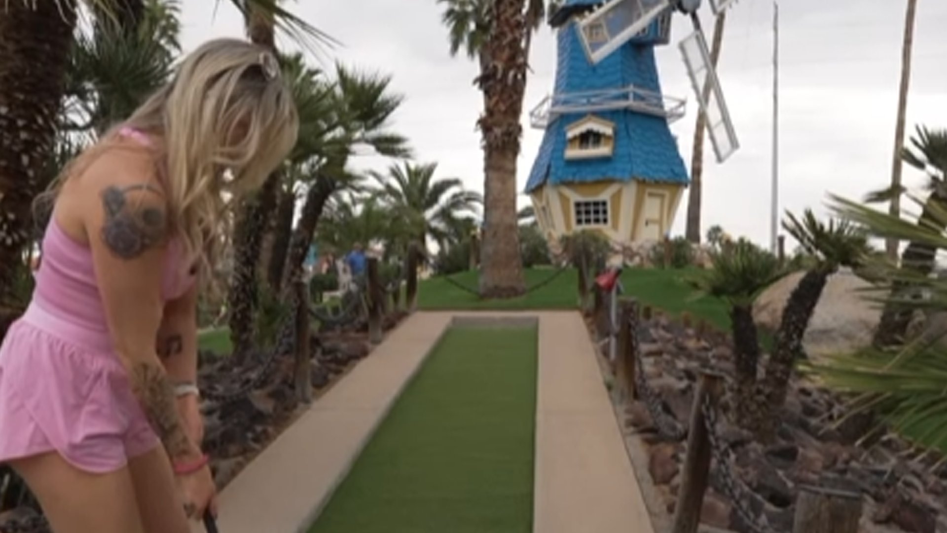 Crazy castles & coasters mini golf match