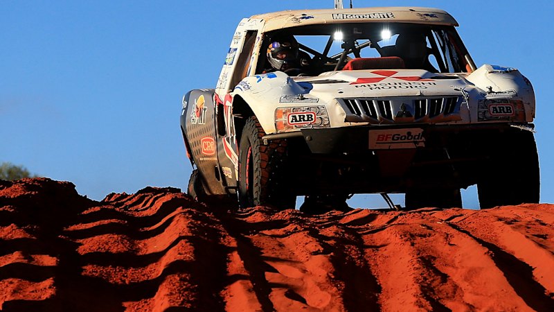 Hemsworth sprinkles Hollywood dust on little-known Aussie desert race