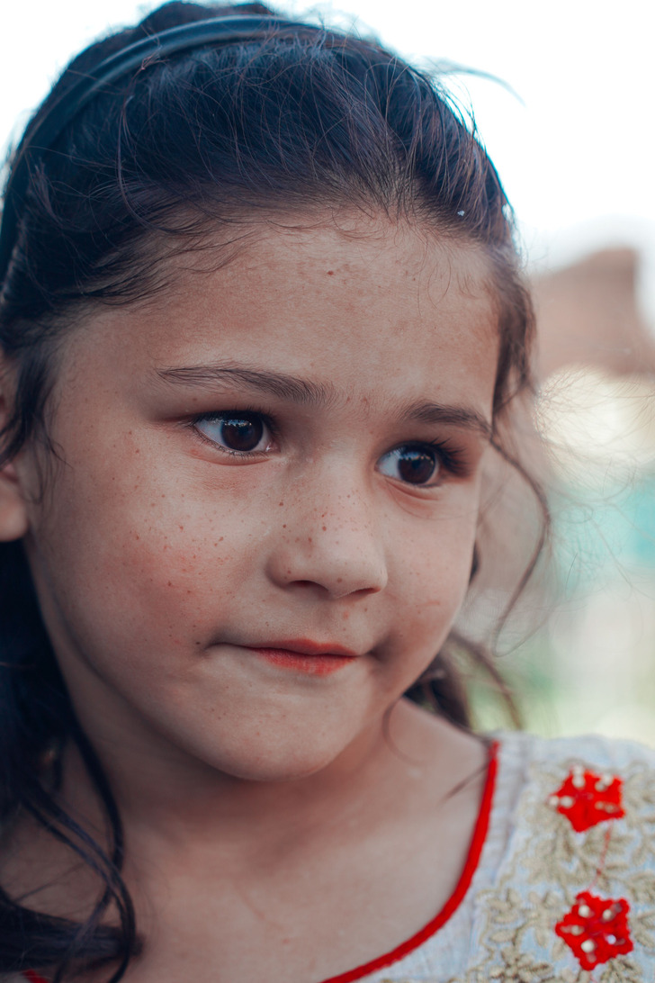 10 Moments That Teach Us a Child’s Love Still Reaches the Hearts Nobody ...