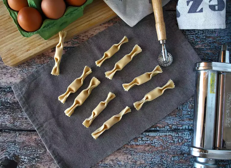 Caramelle, raviolis con forma de caramelo, rellenos de calabaza y ricotta