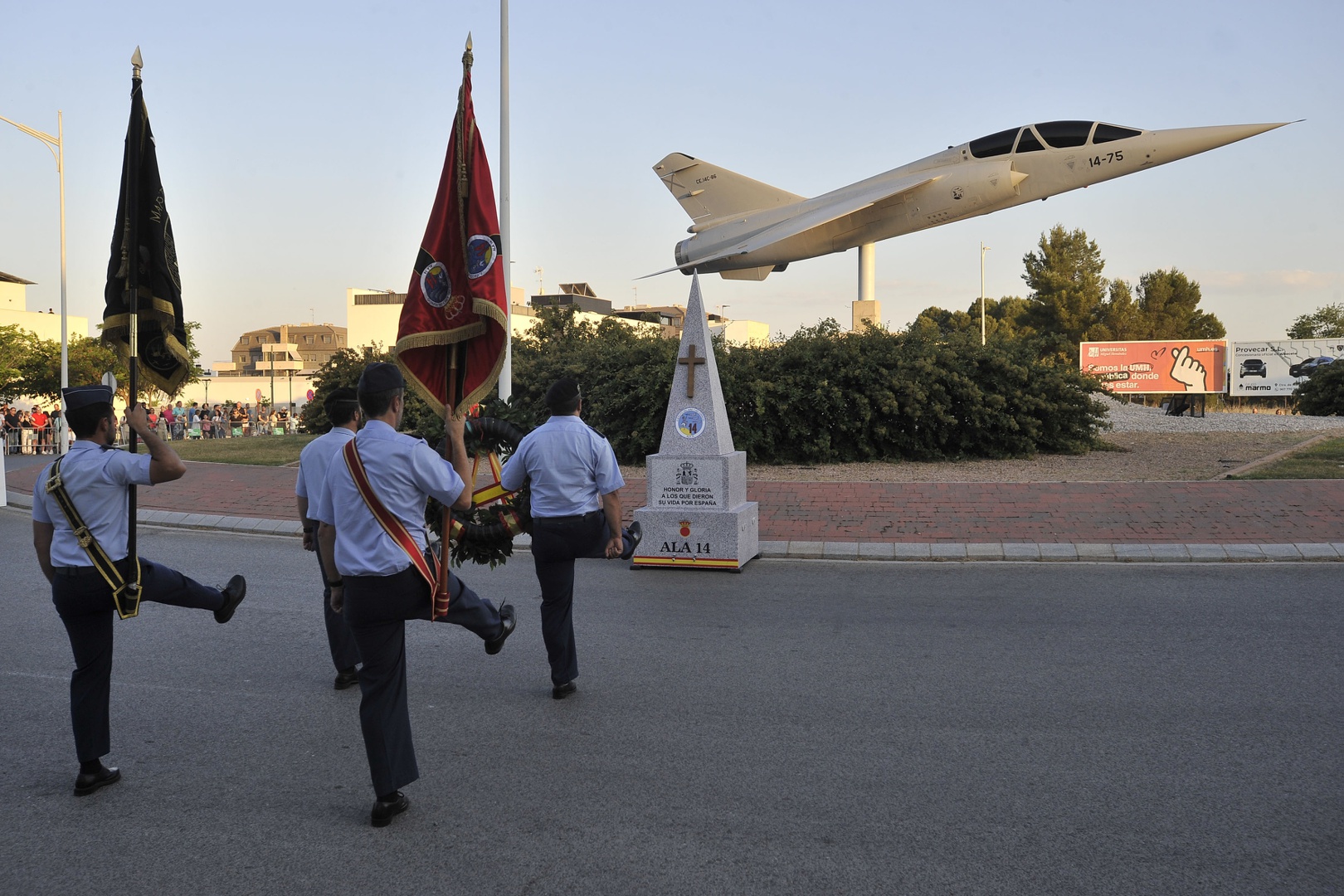 Albacete homenajea a la Base Aérea de Los Llanos con un Mirage F-1 en ...