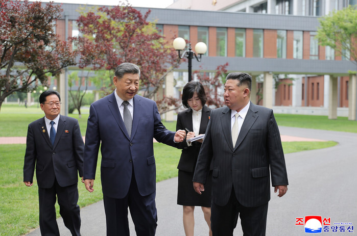 Xi visits N Korea's ruling party's political school in Pyongyang