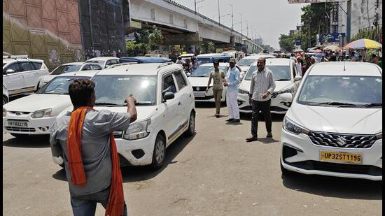 Lucknow’s busiest crossings double up as unauthorised bus, taxi stands