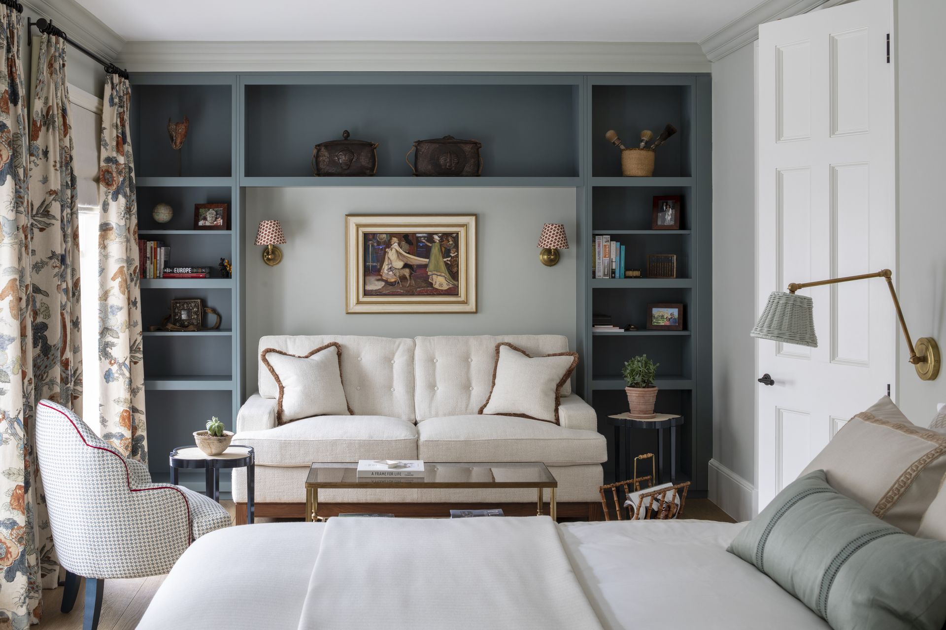 How to make a small bedroom look bigger