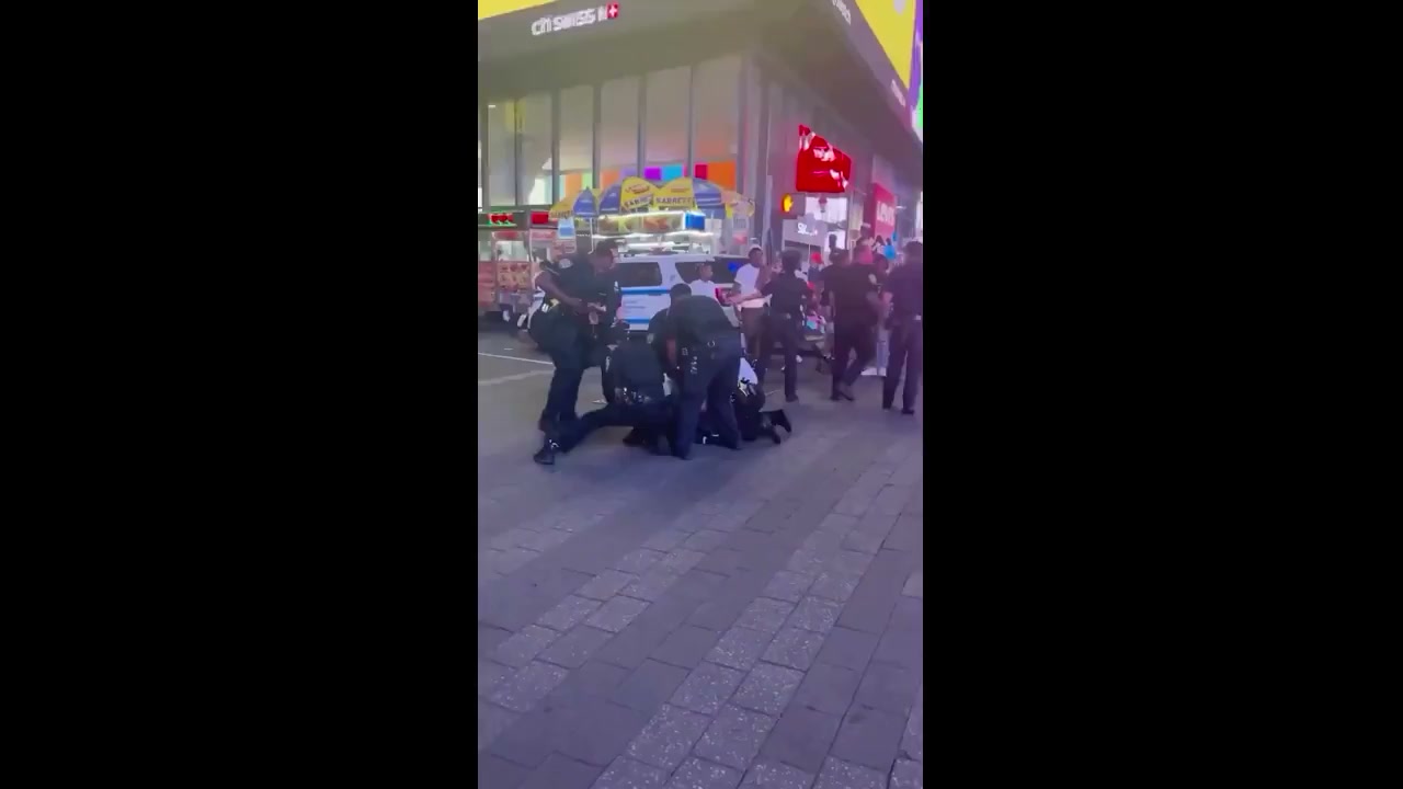 Knicks fan arrested after curb-stomping Spurs fan