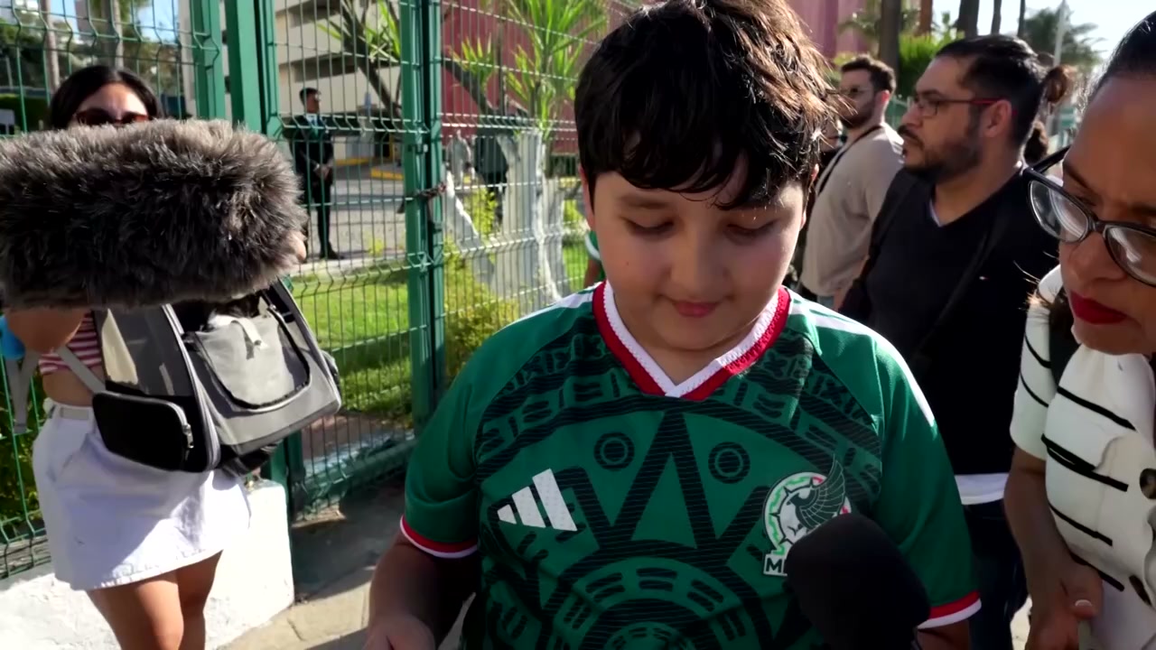 Iran squad delight fans with autographs in Tijuana
