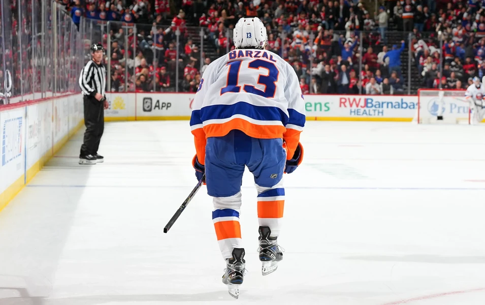 Islanders unlikely to trade Barzal as Lee exit looms