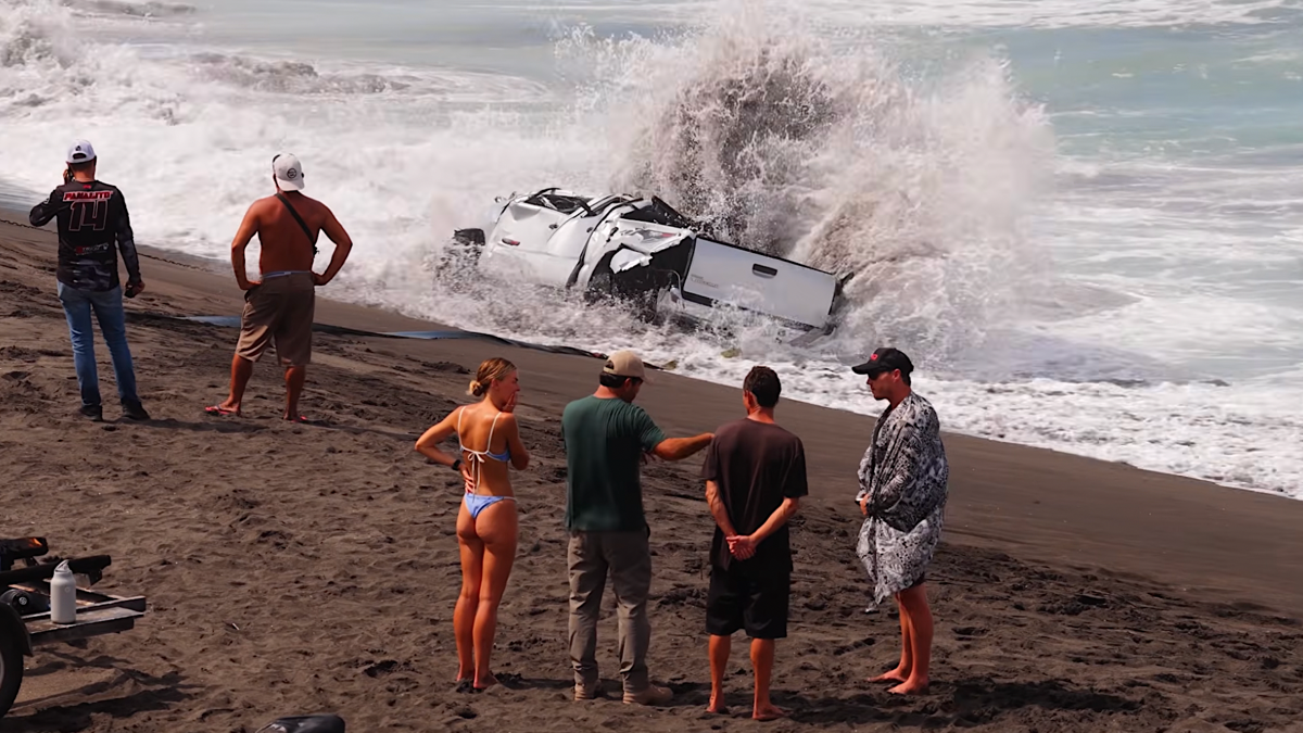 20-foot Puerto Escondido surf swallows local photographer's truck (video)