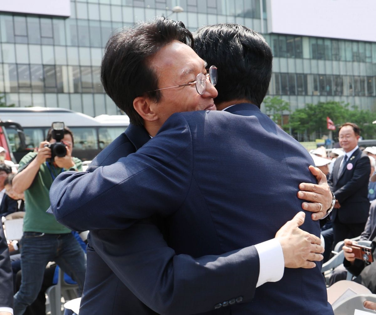 [포착] 손 맞잡고 부둥켜 안은 김민석과 정청래