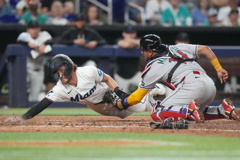 Marlins break game open with 4 runs in the 8th, beat Diamondbacks 10-6