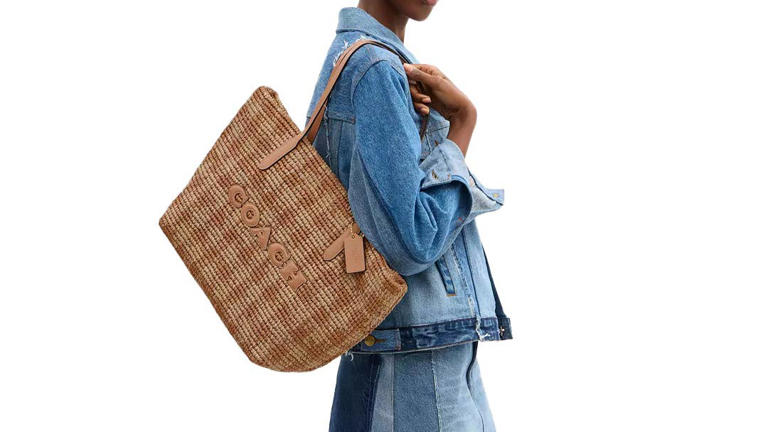 Discover Coach Outlet's new straw gingham bags: Perfect for summer outings!