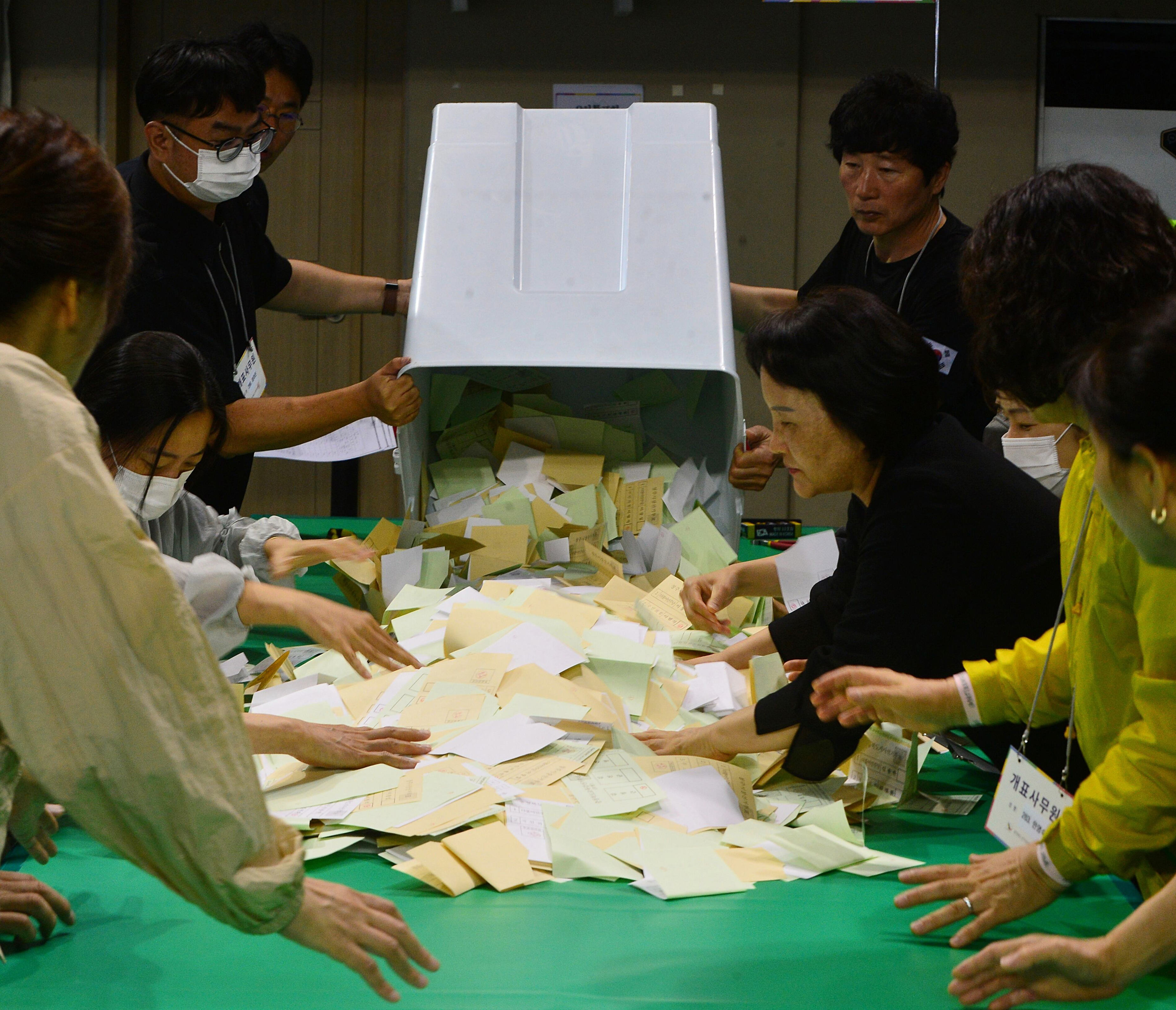 1,371 voting stations printed below 50% ballot threshold