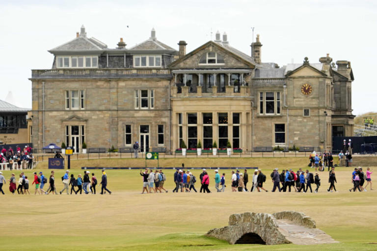 Rare scenes at St. Andrews as snow covers the Old Course in white